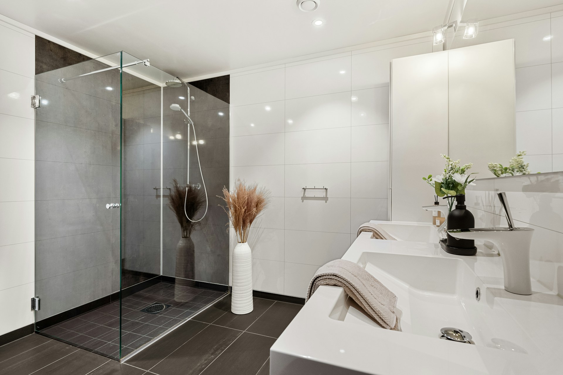 The “Invisible” Bathroom: Using Ultra Clear, Low-Iron Glass To ...